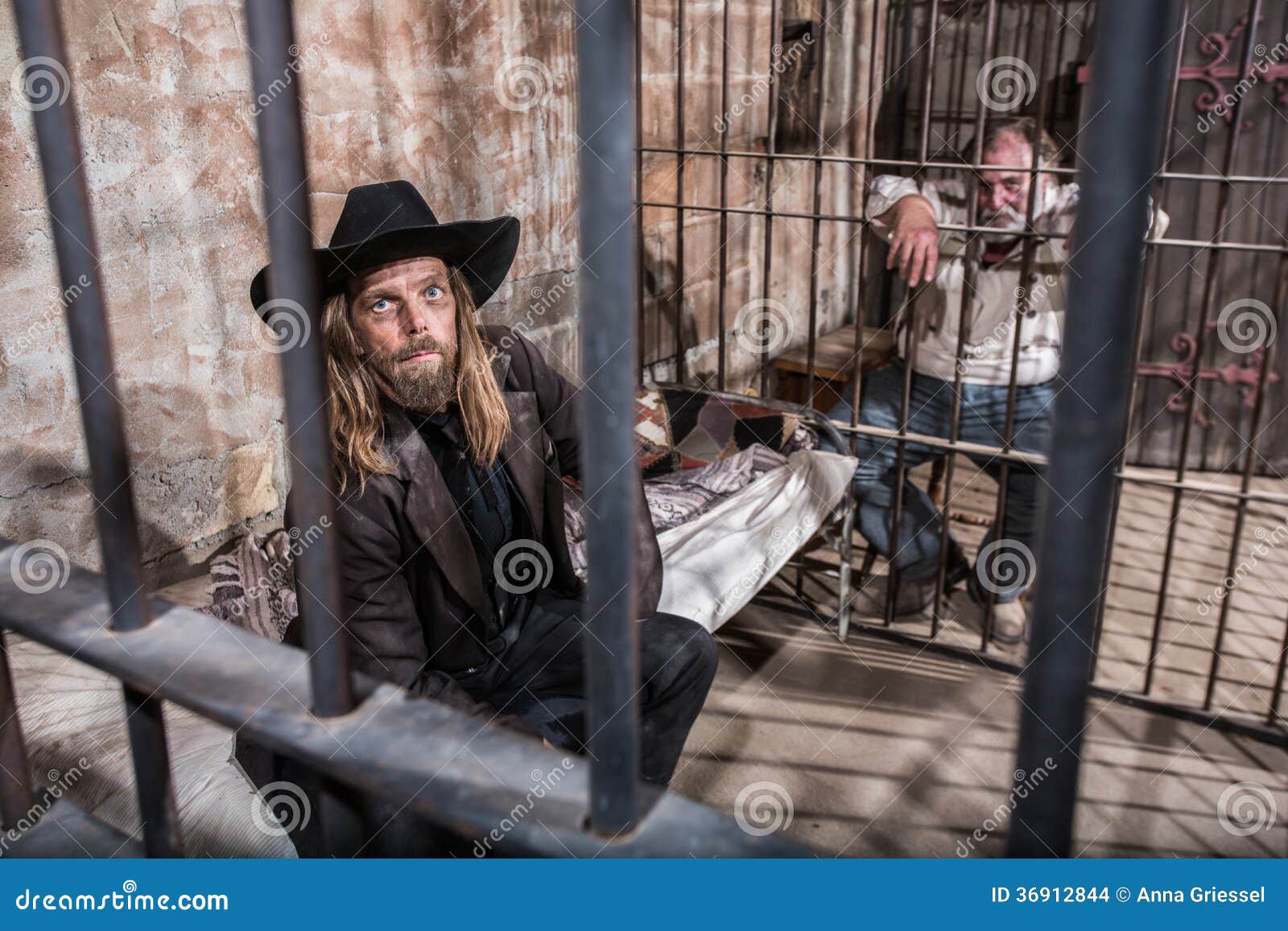 Dos hombres encarcelados foto de archivo. Imagen de plumero - 36912844
