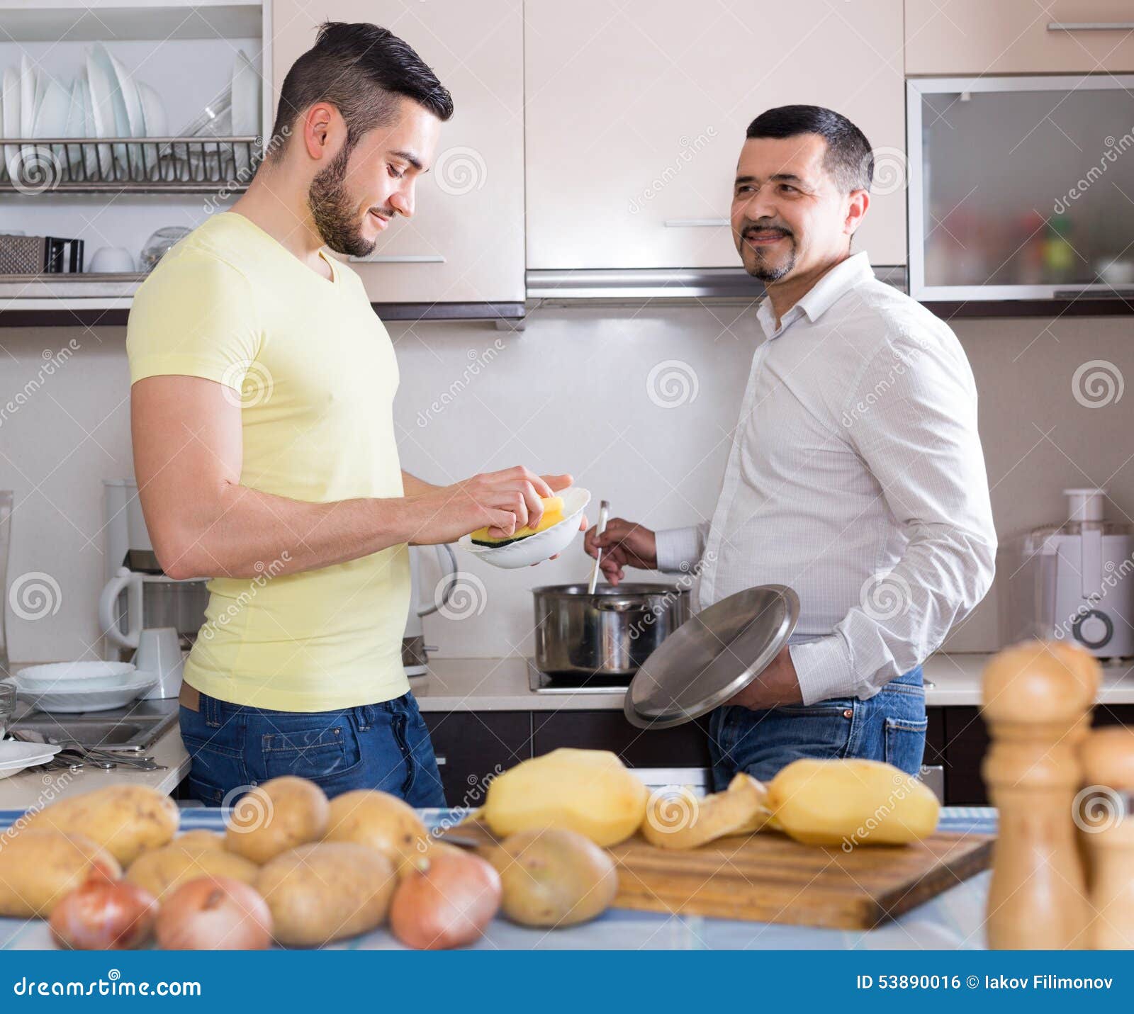 Dos Hombres Que Cocinan En Casa Foto de archivo - Imagen de culinario ...