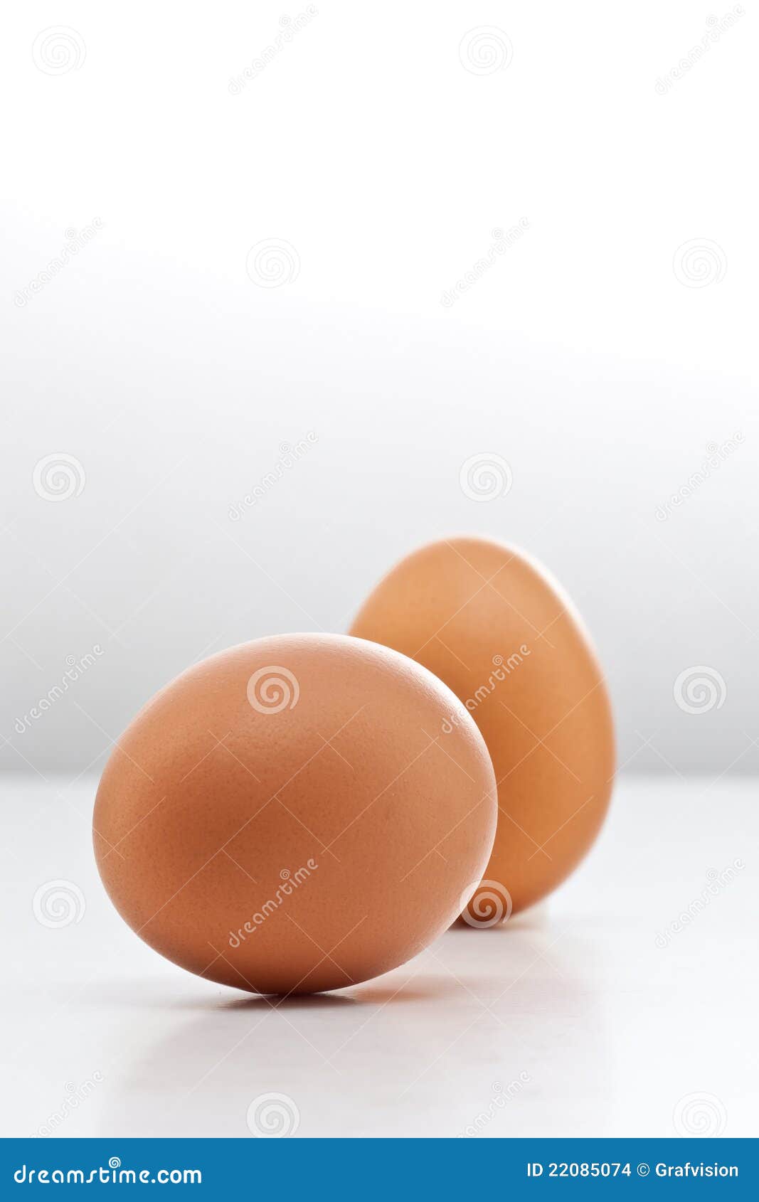 Dos huevos foto de archivo. Imagen de crudo, comestible - 22085074
