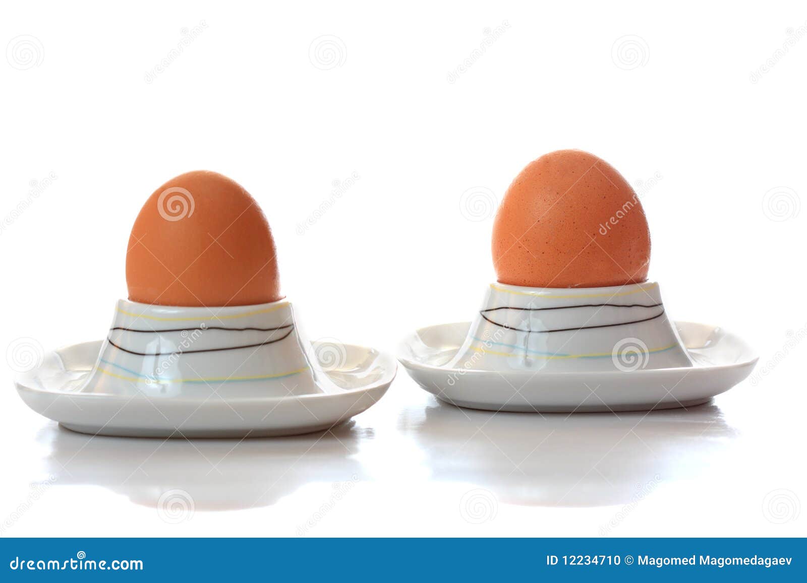 Dos Huevos En Las Hueveras Que Reflejan Foto de archivo - Imagen de ...