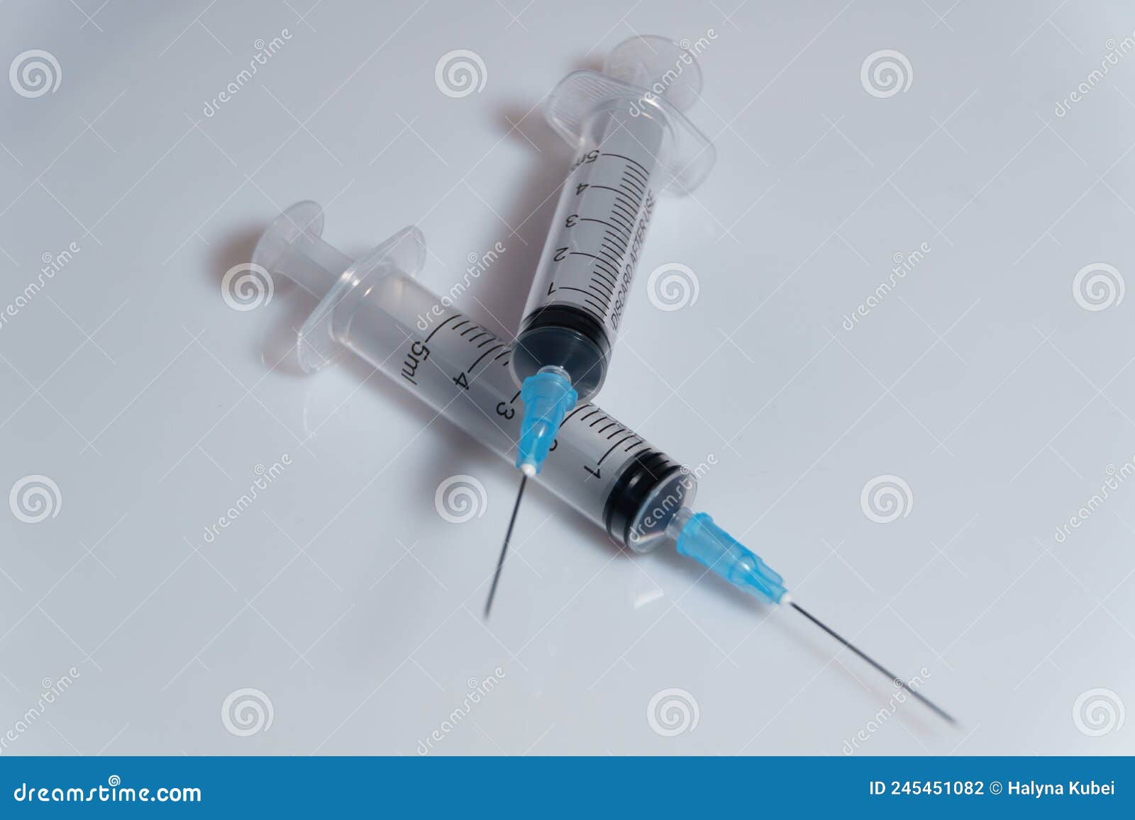 Dos Jeringas Sobre El Fondo Blanco Foto de archivo - Imagen de ...