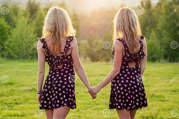 Dos Lesbianas Hermanas Gemelas BellÃsima Rubia Rubia Joven Con Un