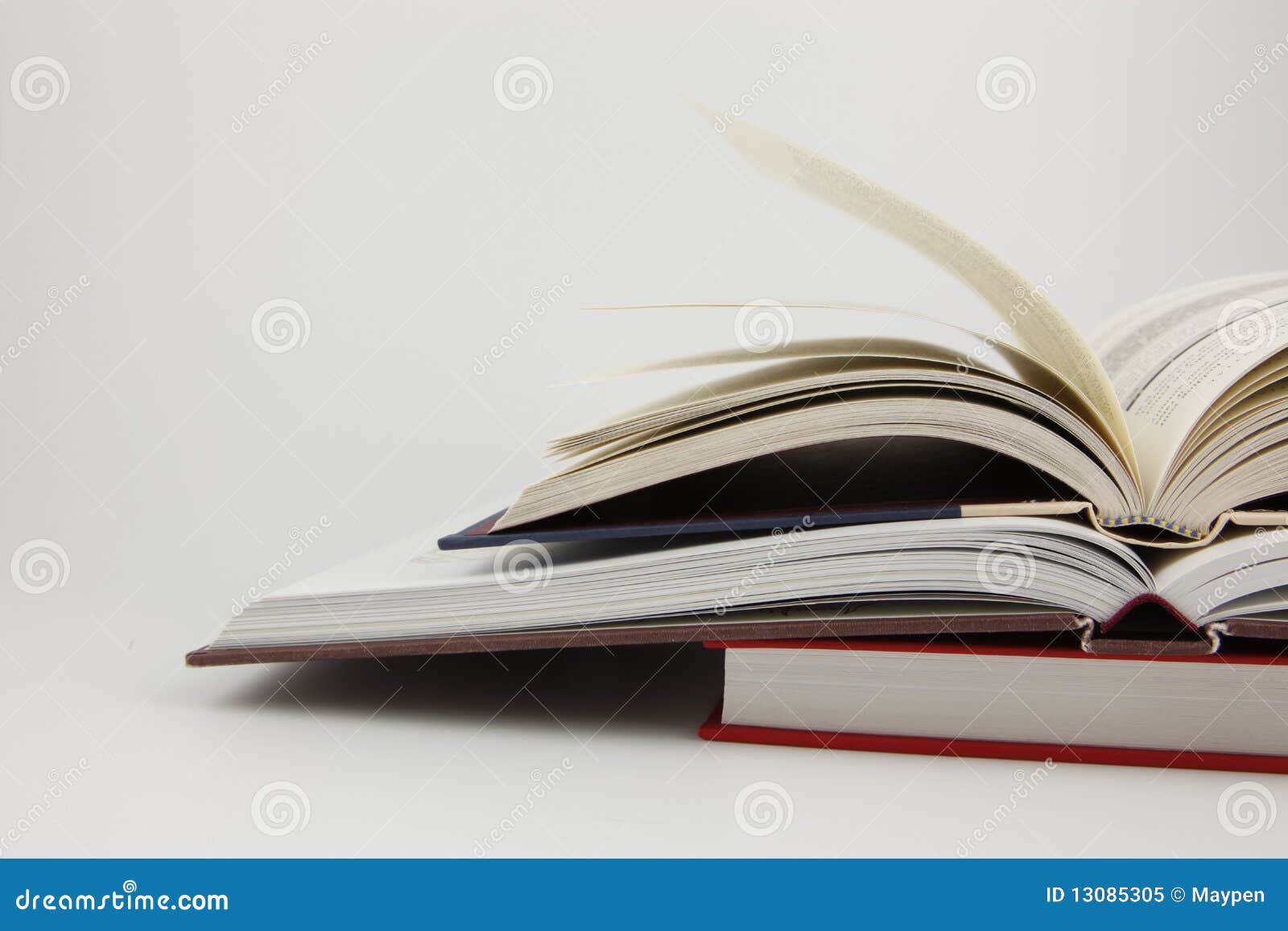 Dos Libros Abiertos En Un Libro Cerrado Imagen de archivo - Imagen de ...