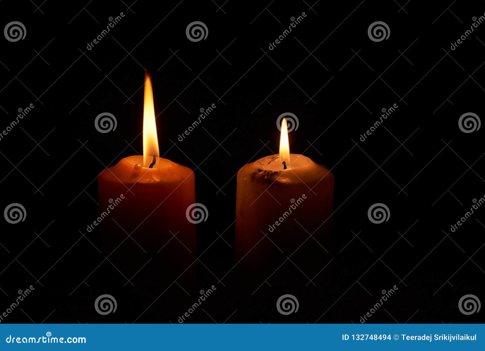 Dos Luces De Una Vela En El Backgroud Oscuro Foto de archivo - Imagen ...