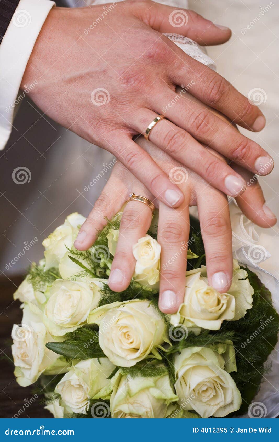 Dos manos imagen de archivo. Imagen de tela, dorado, hembra - 4012395