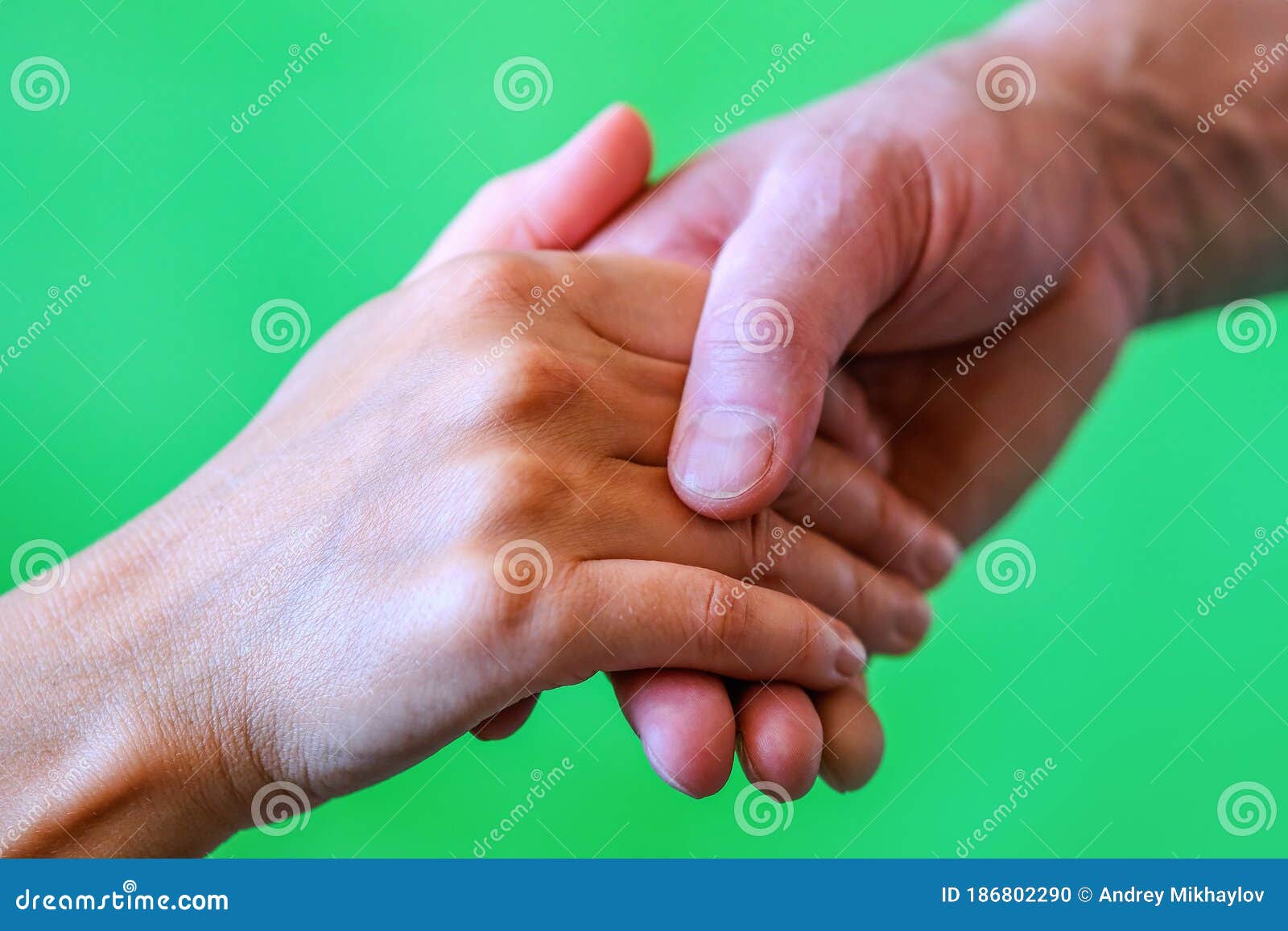 Dos Manos Ayudando a Un Amigo. Foto de archivo - Imagen de cuidado ...