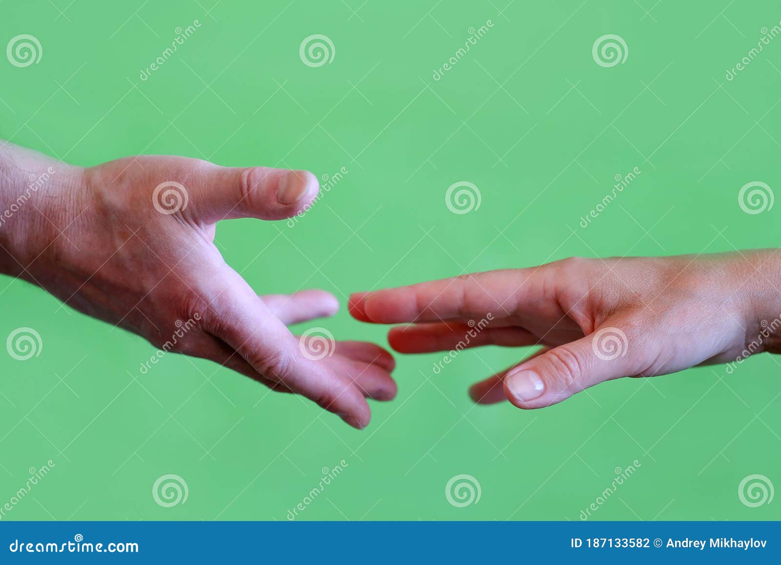 Dos Manos Ayudando a Un Amigo Foto de archivo - Imagen de sociedad ...