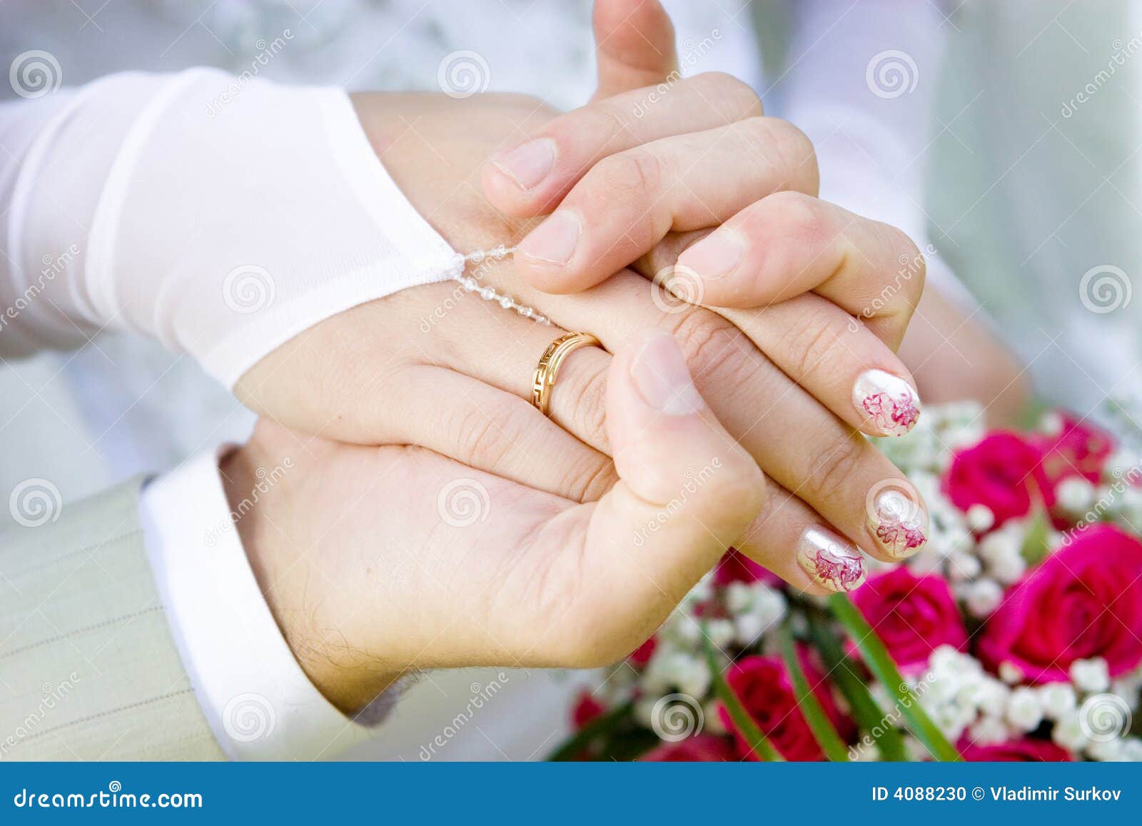 Dos Manos Con Un Anillo De Bodas Foto de archivo - Imagen de manos ...