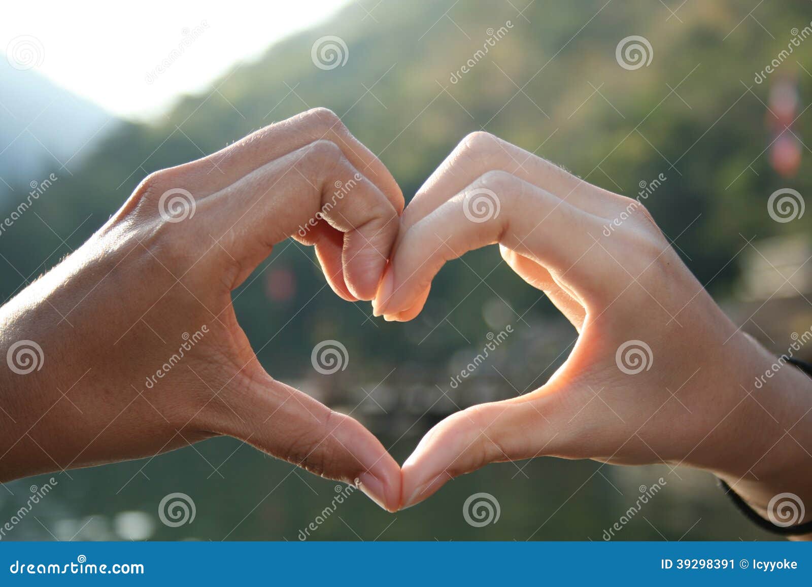 Dos Manos En Forma Del Corazón Imagen de archivo - Imagen: 39298391