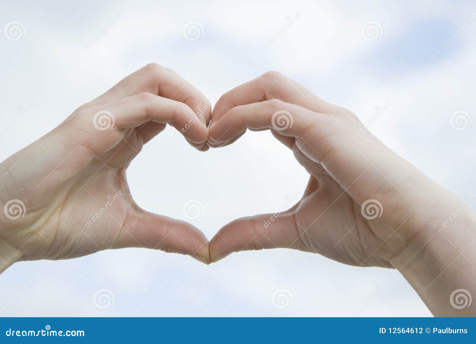 140 Dos Manos Que Forman Un Corazón Fotos - Libres de Derechos y ...