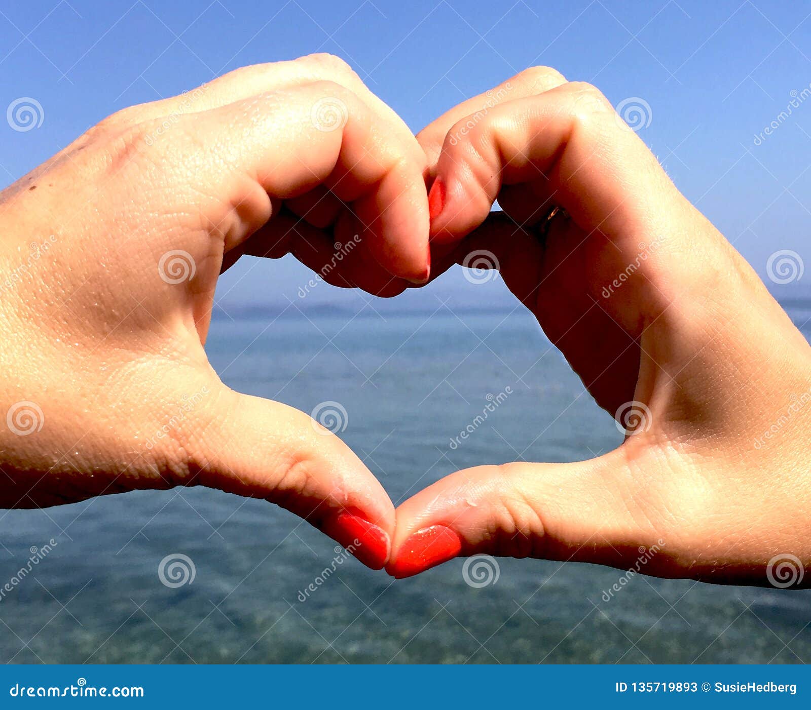 Dos Manos Que Forman Un Corazón Imagen de archivo - Imagen de valentina ...
