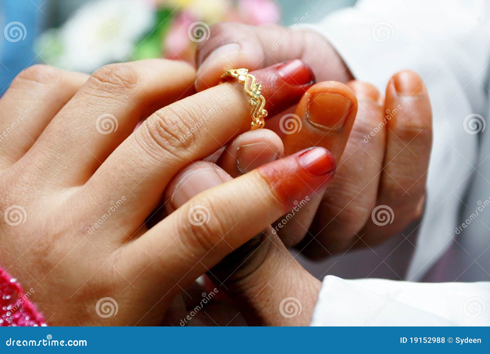 Dos Manos Y Anillos De Bodas Foto de archivo - Imagen de anillo ...