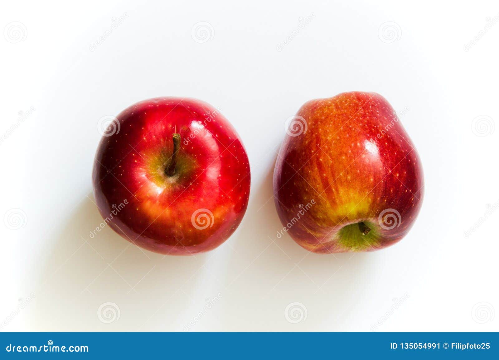 Dos manzanas imagen de archivo. Imagen de delicioso - 135054991