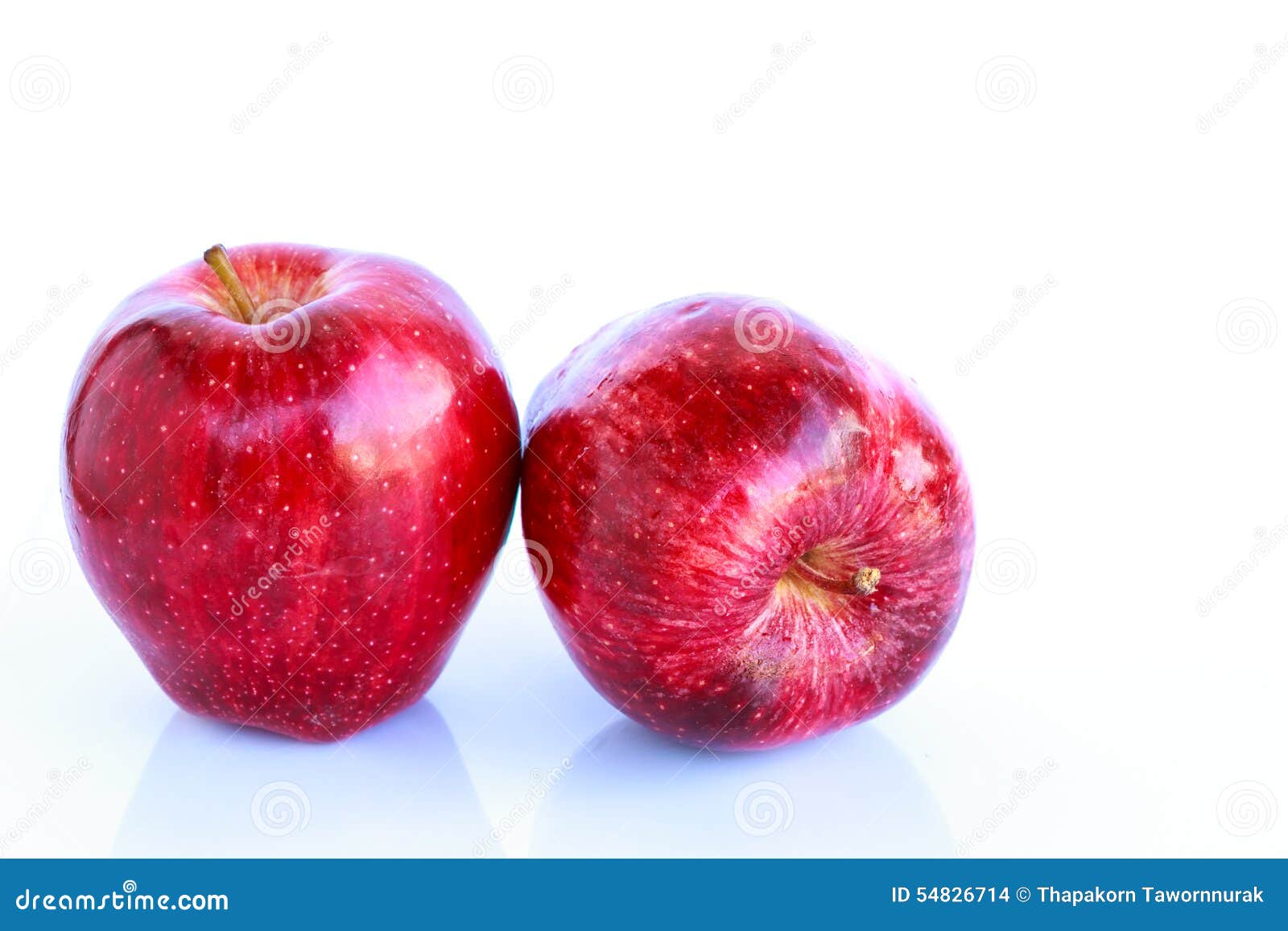 Dos manzanas rojas frescas foto de archivo. Imagen de fruta - 54826714
