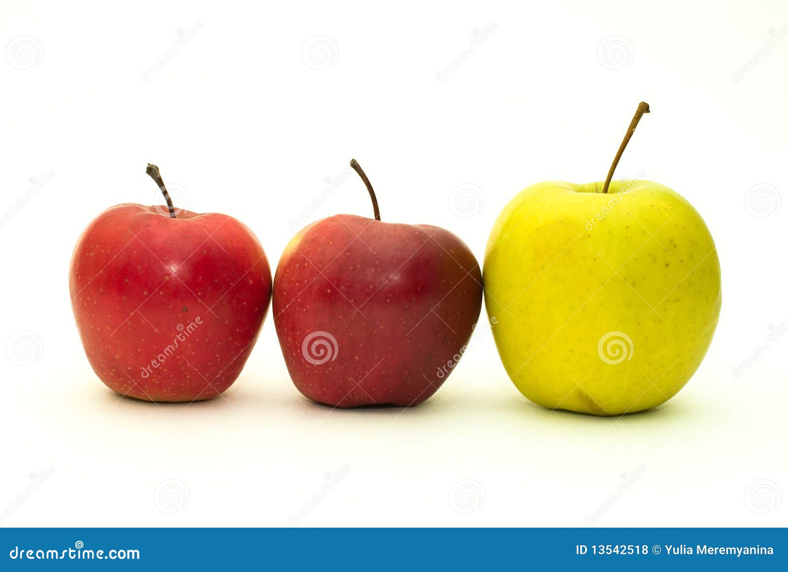 Dos Manzanas Rojas Y Un Verde Foto de archivo - Imagen de comer, rojo ...