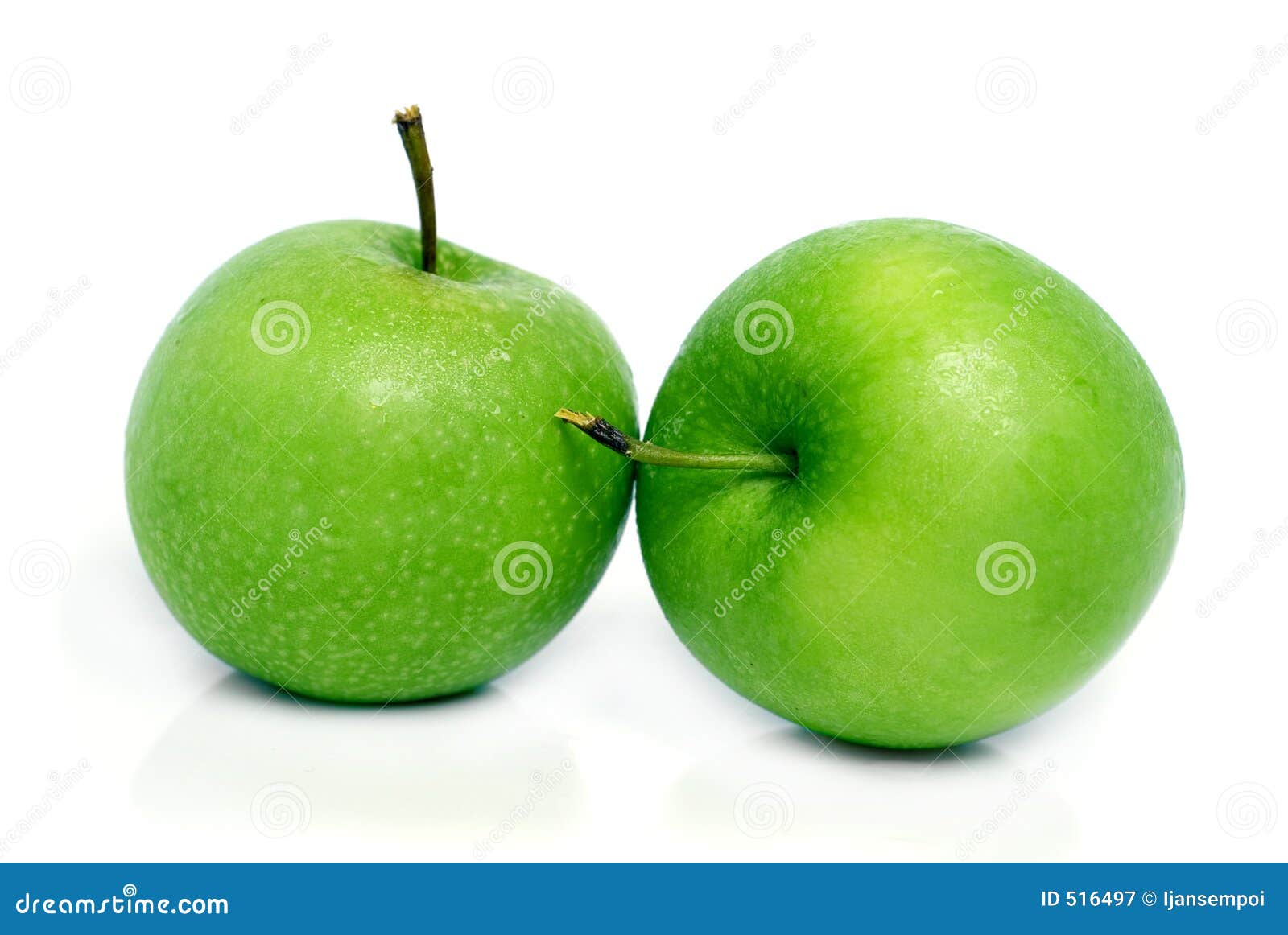 Dos manzanas verdes imagen de archivo. Imagen de alimento - 516497