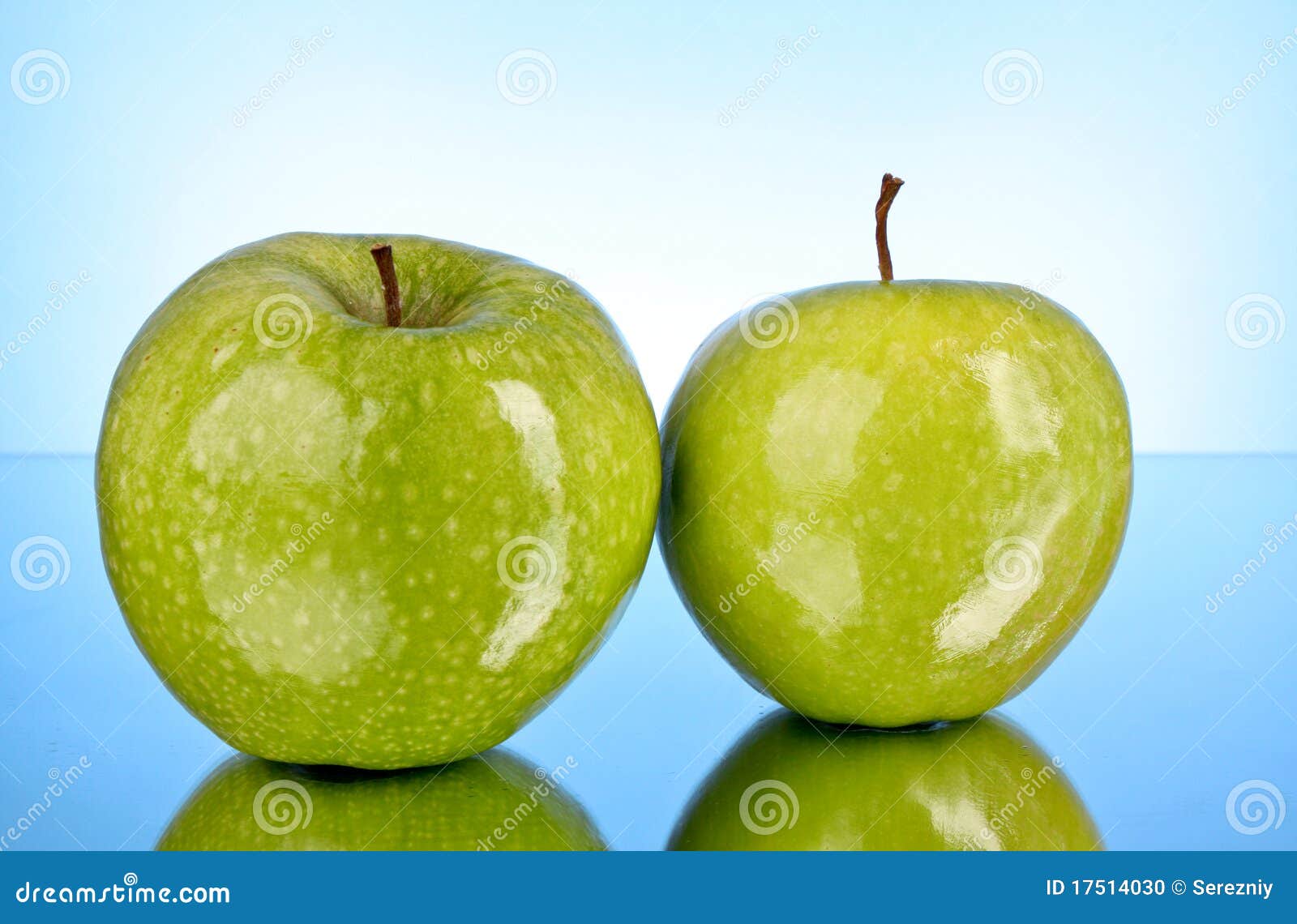 Dos Manzanas Verdes En Azul Foto de archivo - Imagen de sano, salud ...