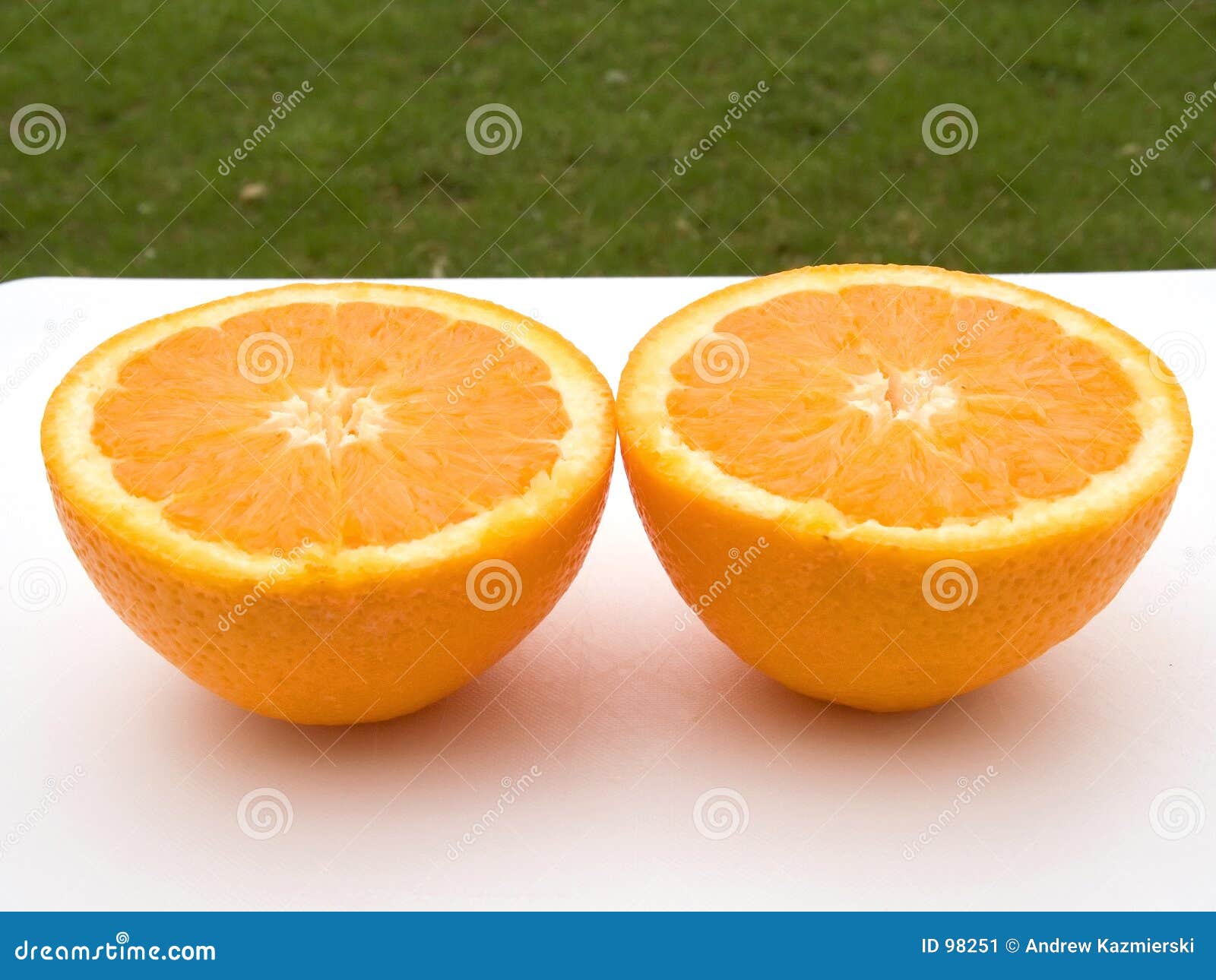 Dos medias naranjas imagen de archivo. Imagen de pulpa, extracto - 98251