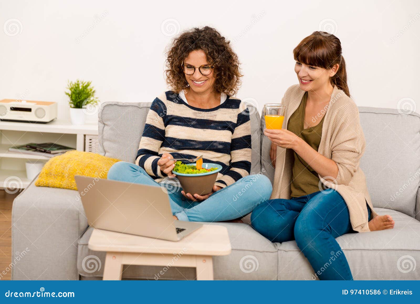 Dos mejores amigos en casa foto de archivo. Imagen de amigos - 97410586