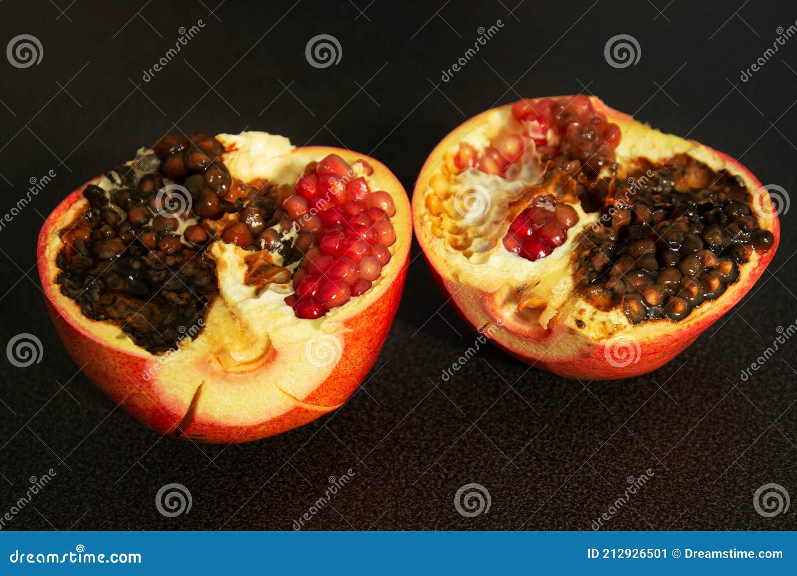 Dos Mitades De Una Granada Podrida Mitad Imagen de archivo - Imagen de ...