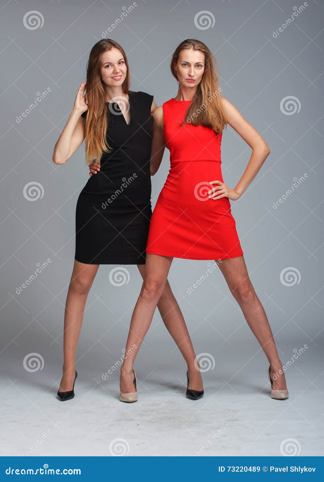 Dos modelos de manera imagen de archivo. Imagen de vacaciones - 73220489