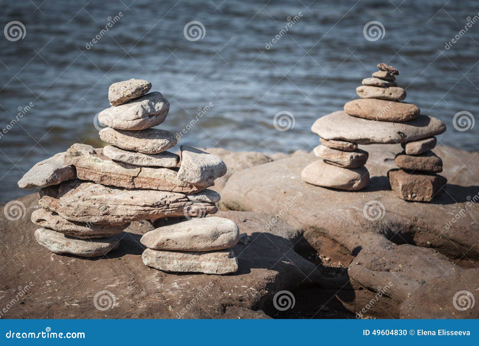 Dos Mojones De Piedra Apilados Foto de archivo - Imagen de equilibrio ...