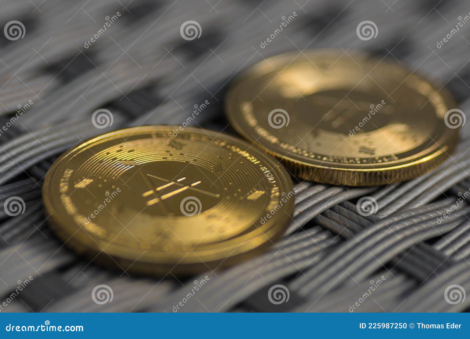 Dos Monedas De Oro Ada De La Vista Frontal De La Moneda De Cardano ...