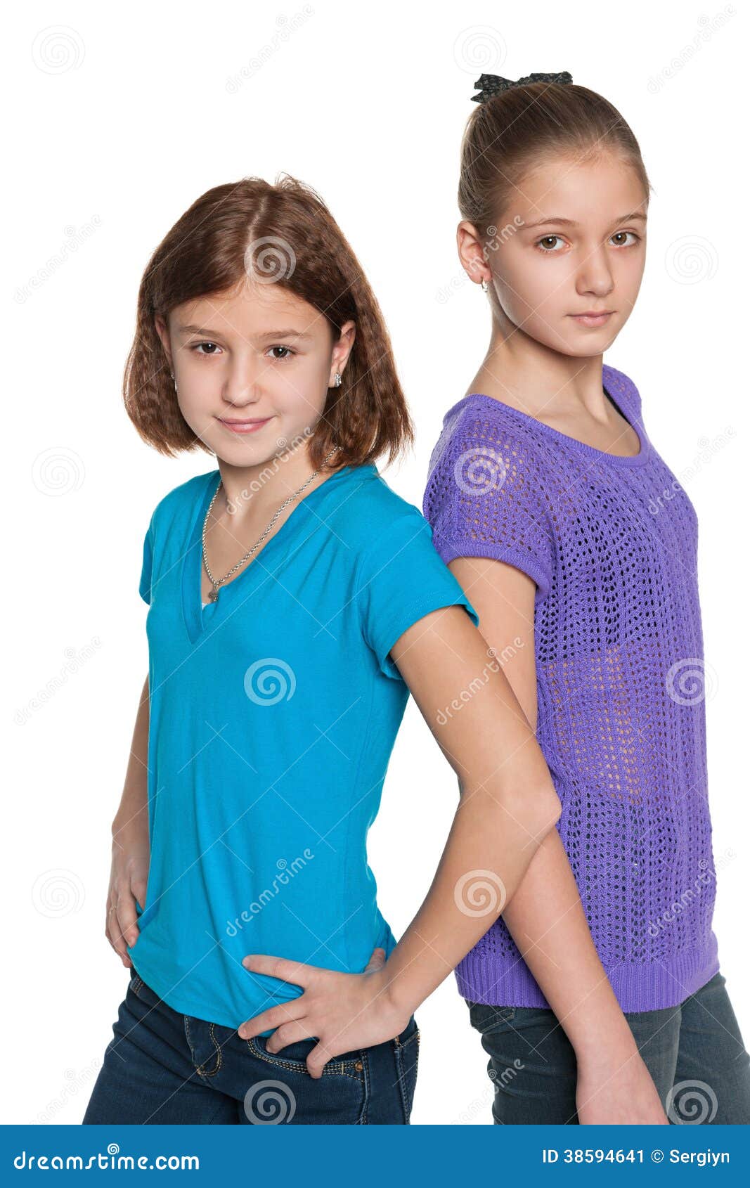 Dos Muchachas Del Preadolescente Contra El Blanco Imagen de archivo ...