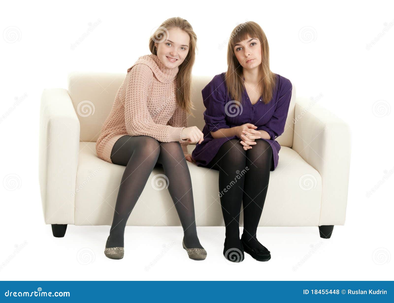 Dos muchachas en el sofá foto de archivo. Imagen de pares - 18455448