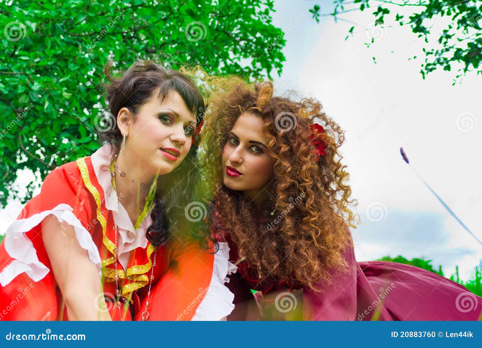 Dos Muchachas Gitanas Hermosas Foto de archivo - Imagen de cubo, belleza: 20883760