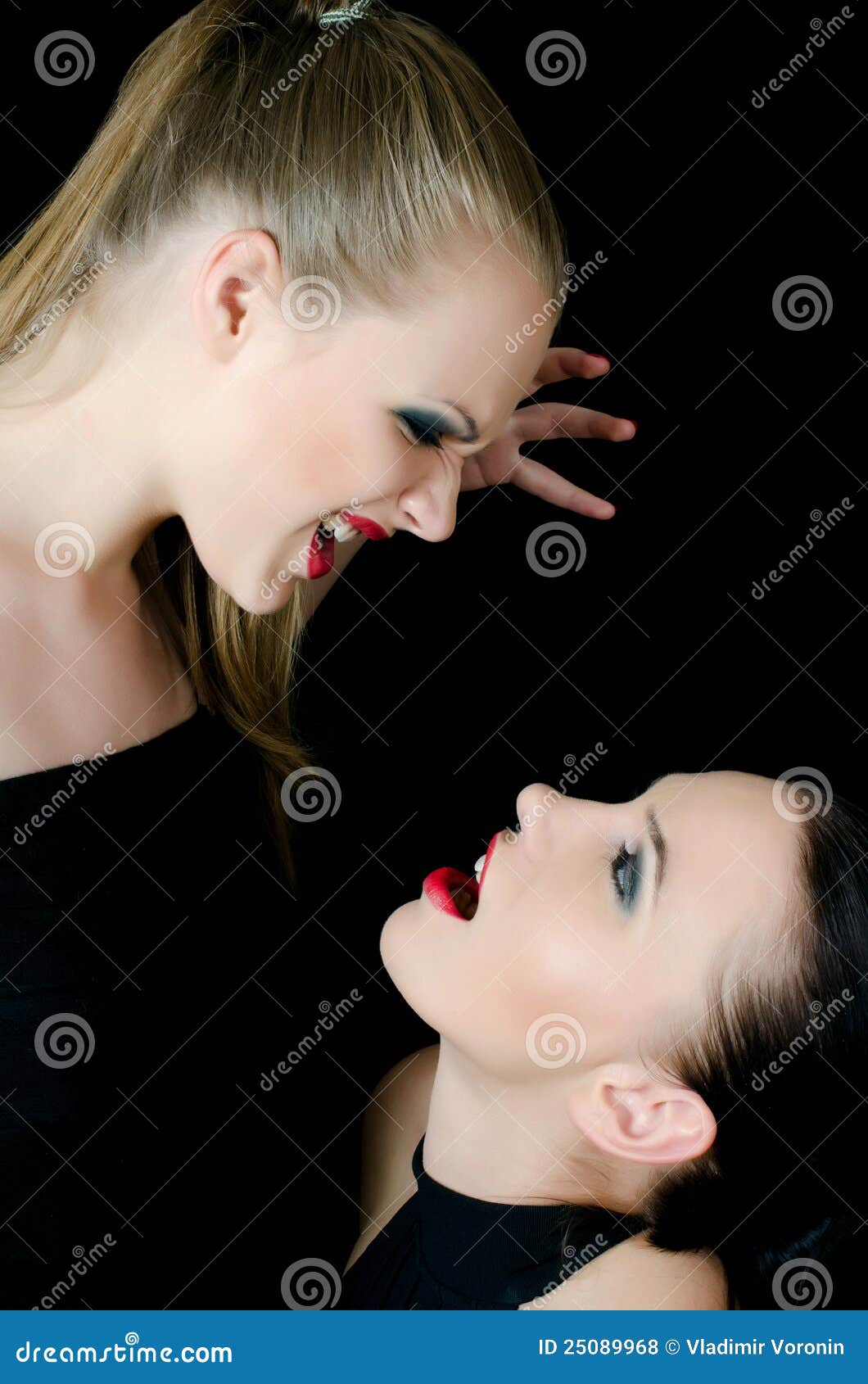 Dos Muchachas Hermosas Gritan Y Juran Foto de archivo - Imagen de pelo ...