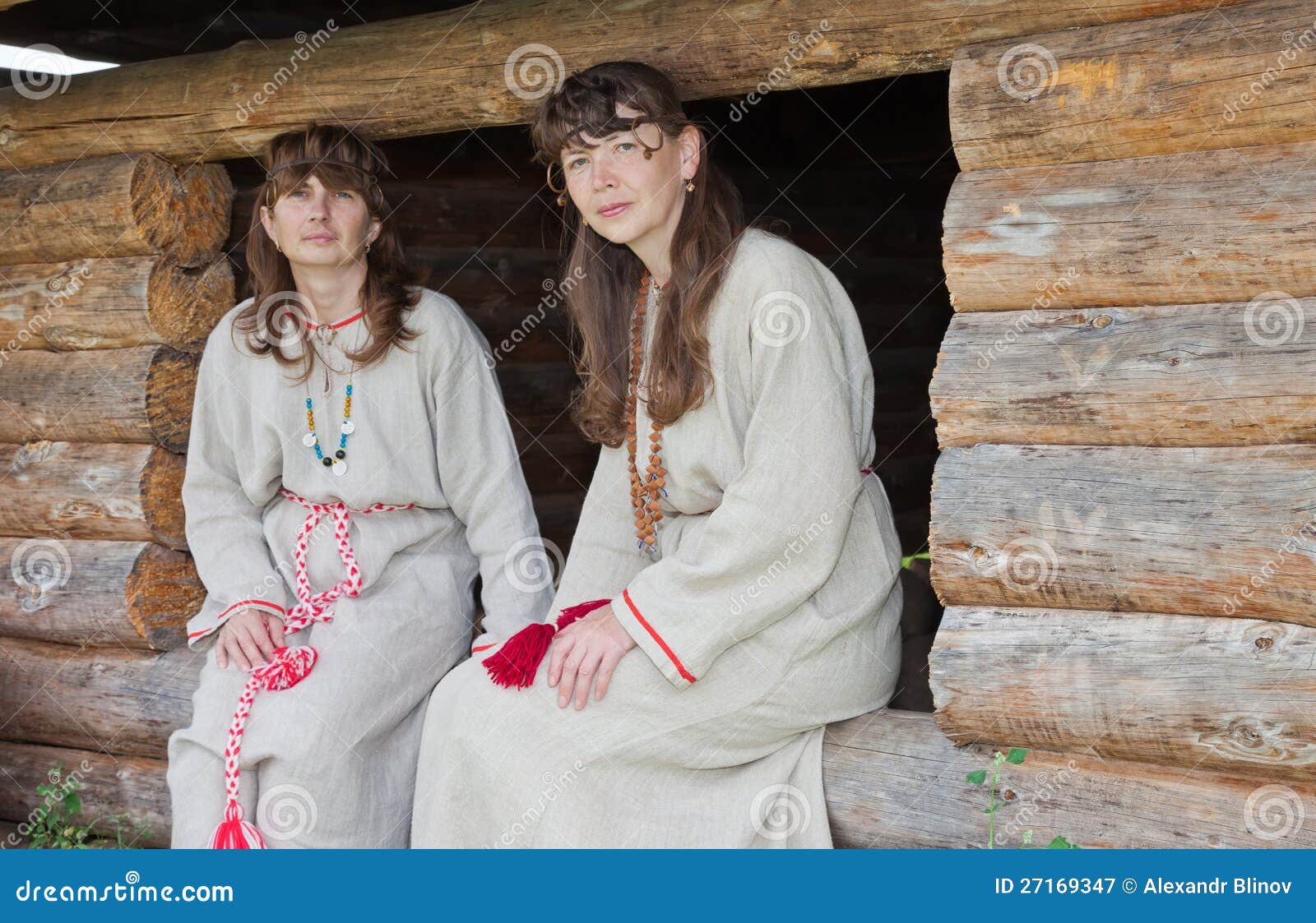 Dos Mujeres Blancas En Ropa Popular Imagen de archivo - Imagen de campo ...