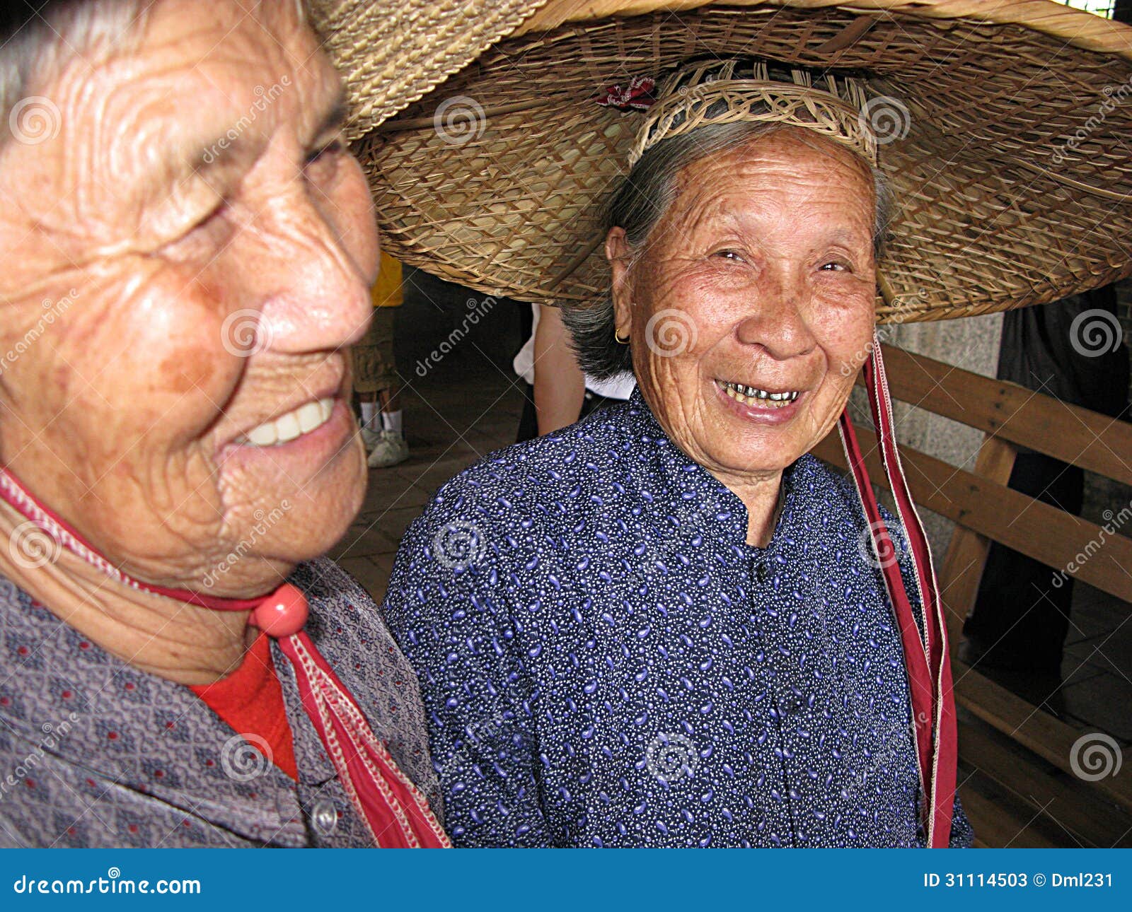 Dos Mujeres Chinas Sonrientes Foto de archivo editorial - Imagen de ... Dos Mujeres Chinas Sonrientes Foto de archivo editorial - Imagen de ...