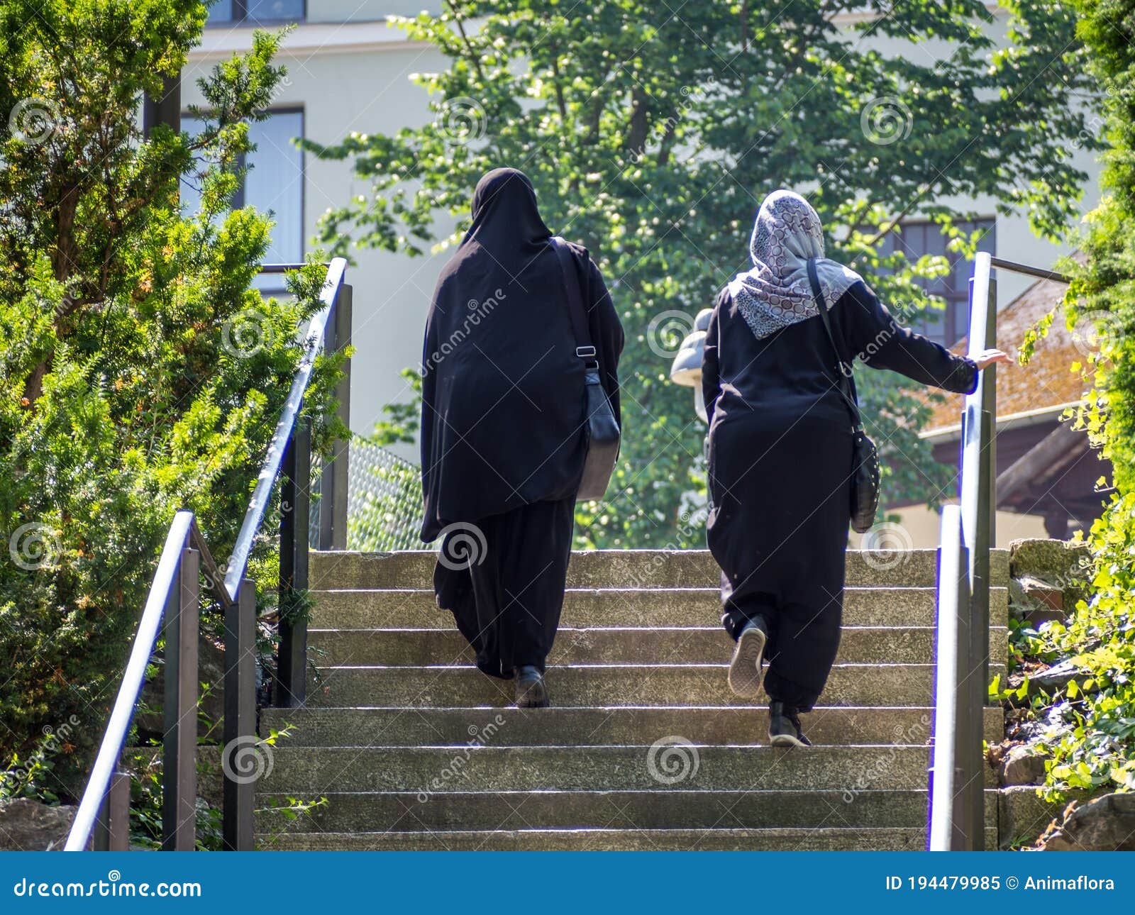 Dos Mujeres Con Un Isalm Para El Velo Imagen de archivo - Imagen de ...