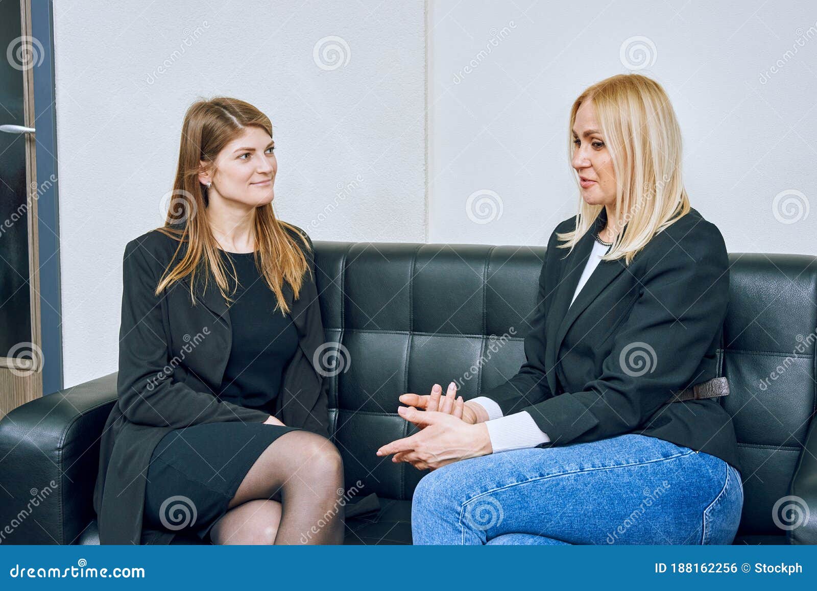 Dos Mujeres Están Hablando En El Sofá Foto De Archivo Imagen De Escuchar Mental 188162256