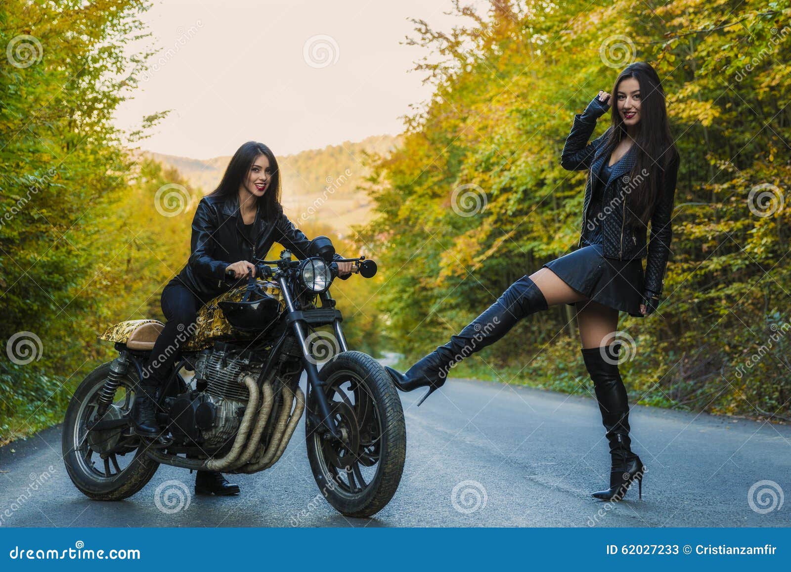 Dos Mujeres Hermosas Apasionadas Sobre Las Motocicletas Imagen de ... Dos Mujeres Hermosas Apasionadas Sobre Las Motocicletas Imagen de ...