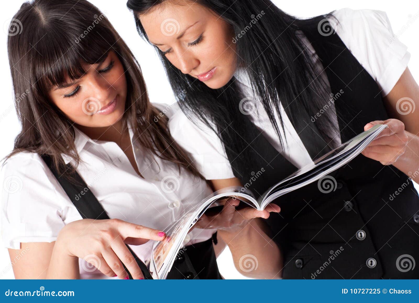 Dos Mujeres Jovenes Que Leen El Compartimiento Imagen de archivo ...