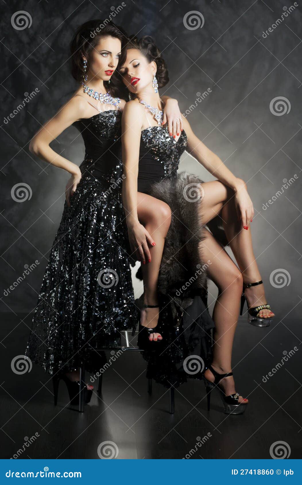 Dos Mujeres Lesbianas Atractivas Hermosas Que Ligan Foto De Archivo