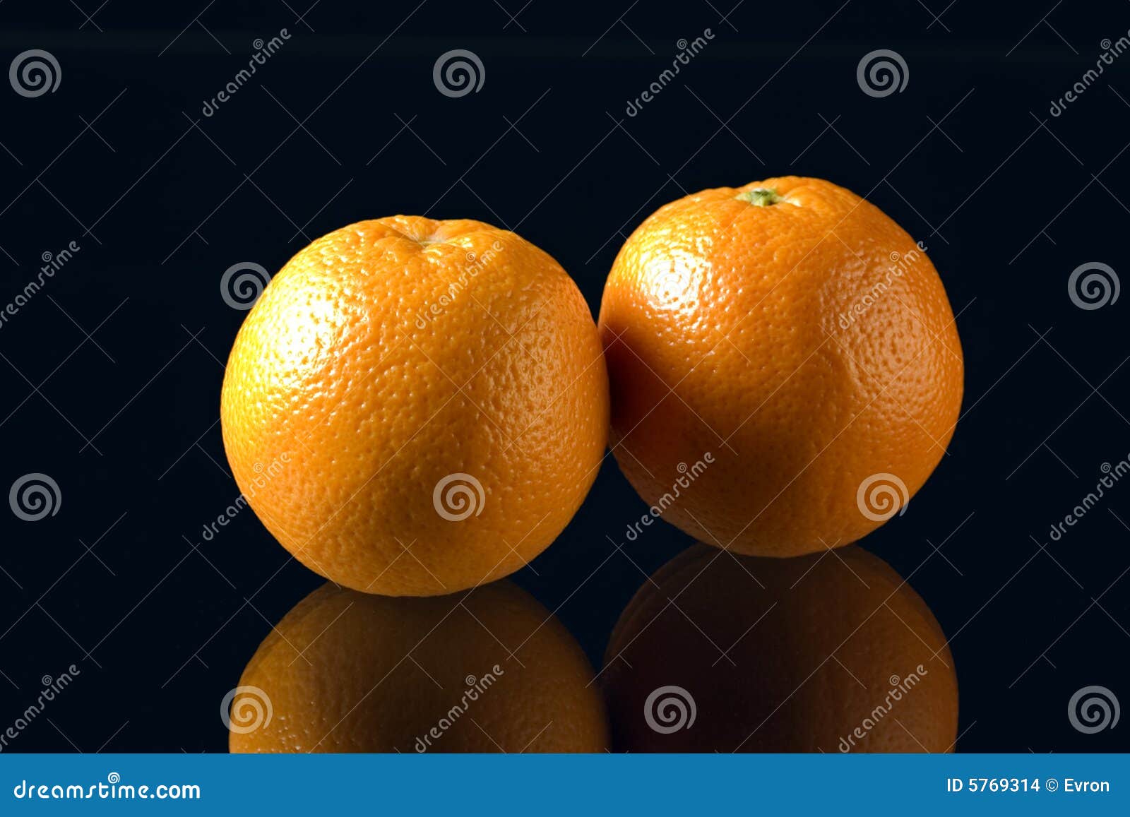 Dos Naranjas En Fondo Negro Foto de archivo - Imagen de sano, lifestyle ...
