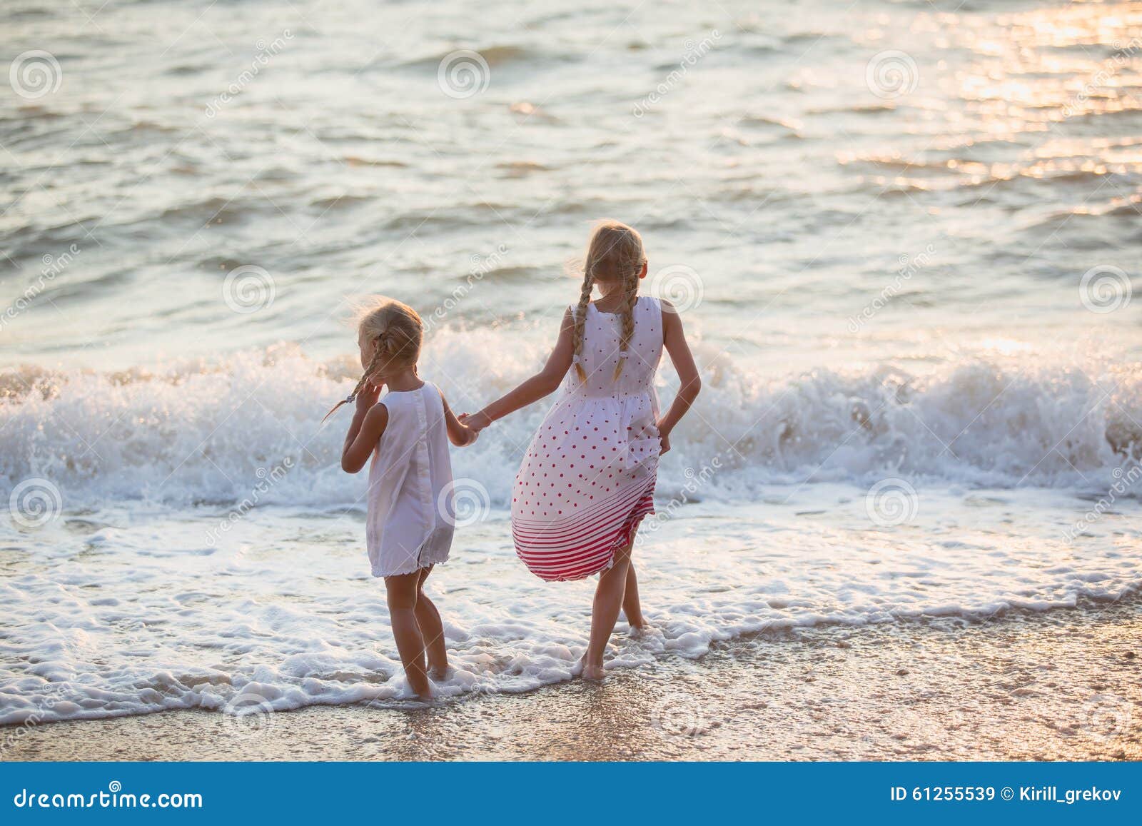 Dos niñas en la playa imagen de archivo. Imagen de orilla - 61255539
