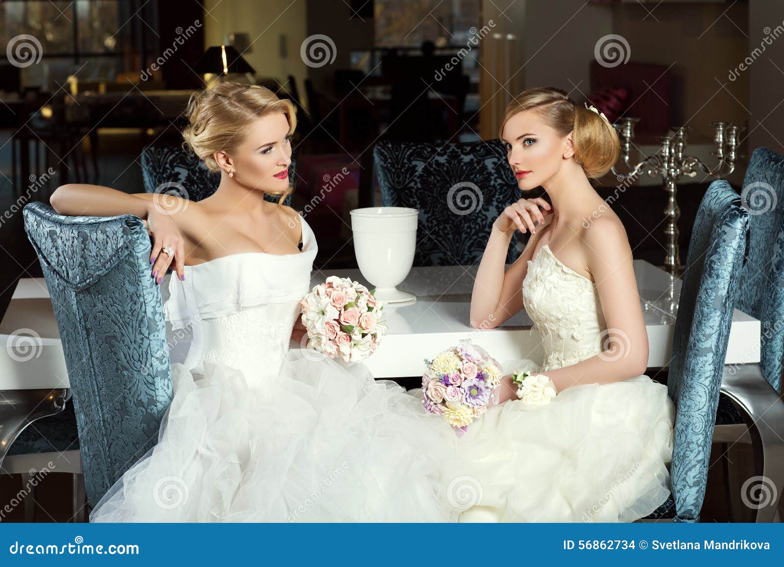 Dos novias hermosas foto de archivo. Imagen de belleza - 56862734