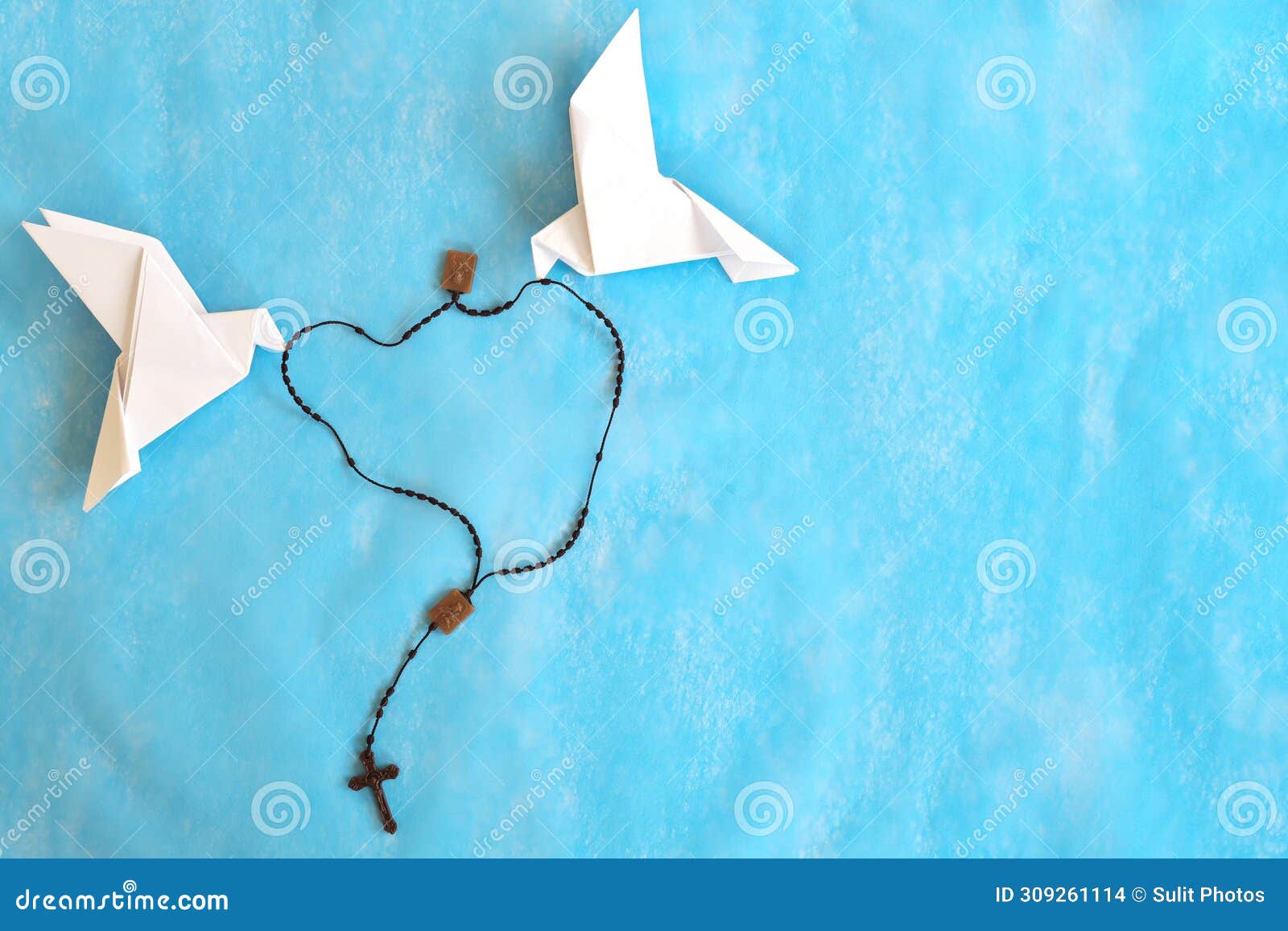 Dos Origami De Paloma Blanca Con Rosario O Escapular En Fondo Azul ... Dos Origami De Paloma Blanca Con Rosario O Escapular En Fondo Azul ...