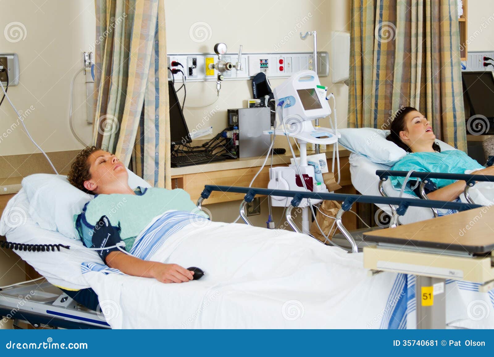 Dos Pacientes En Sitio De Recuperación Imagen de archivo - Imagen de ...