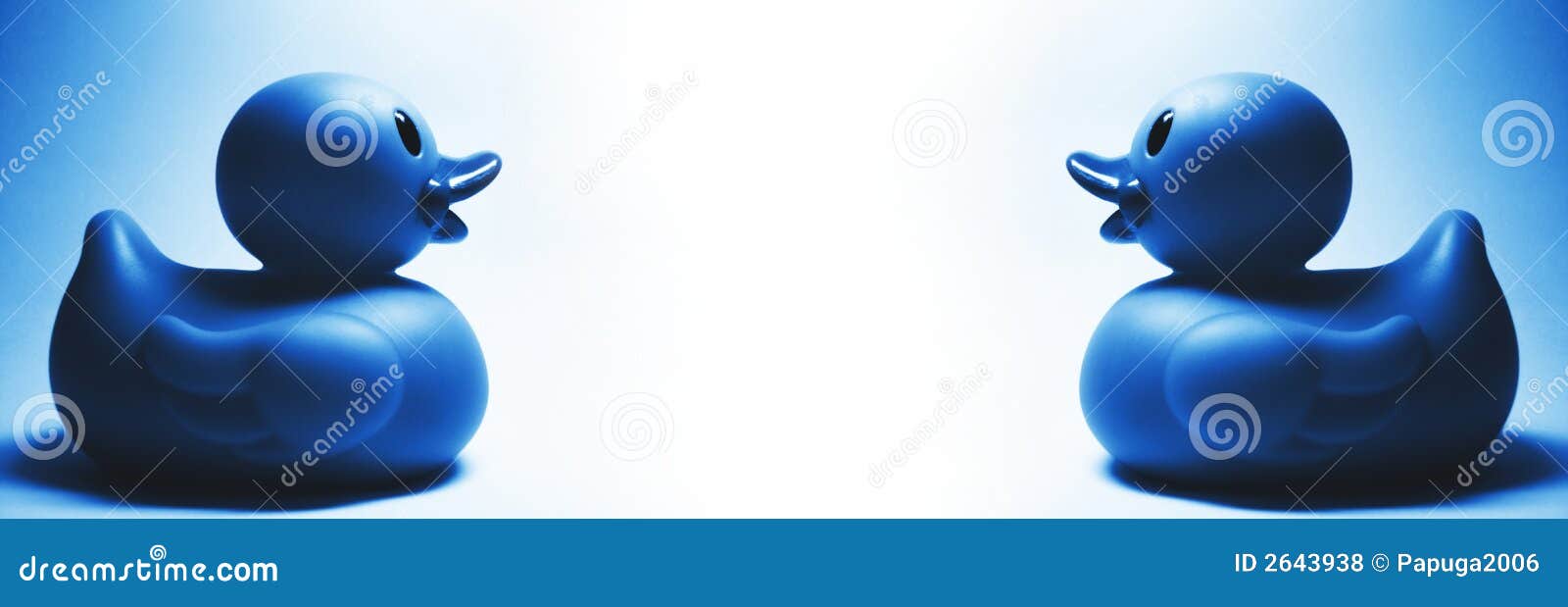 Dos patos de goma azules foto de archivo. Imagen de animales - 2643938