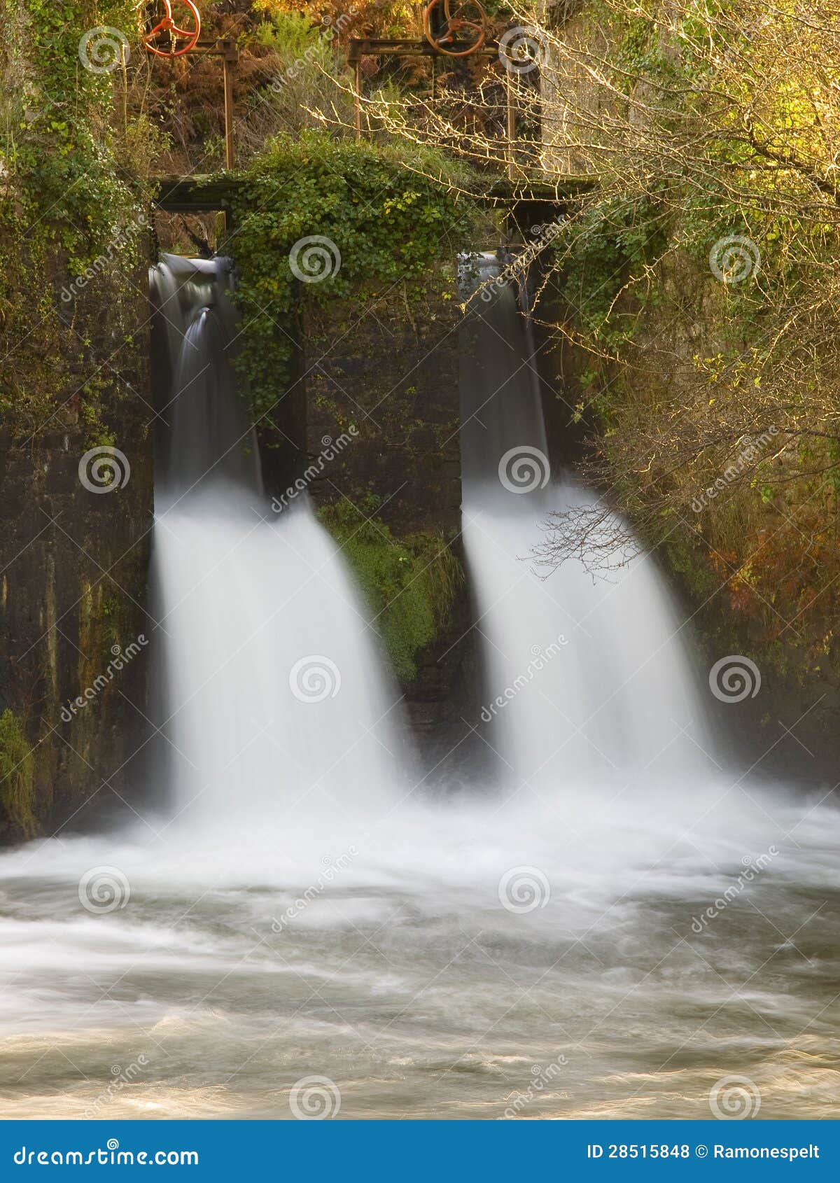 Dos pequeñas cascadas foto de archivo. Imagen de agua - 28515848