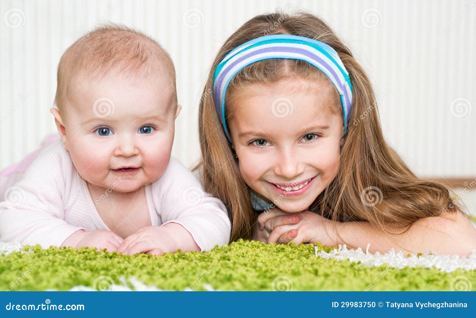 Pequeñas hermanas lindas foto de archivo. Imagen de junto - 29983750