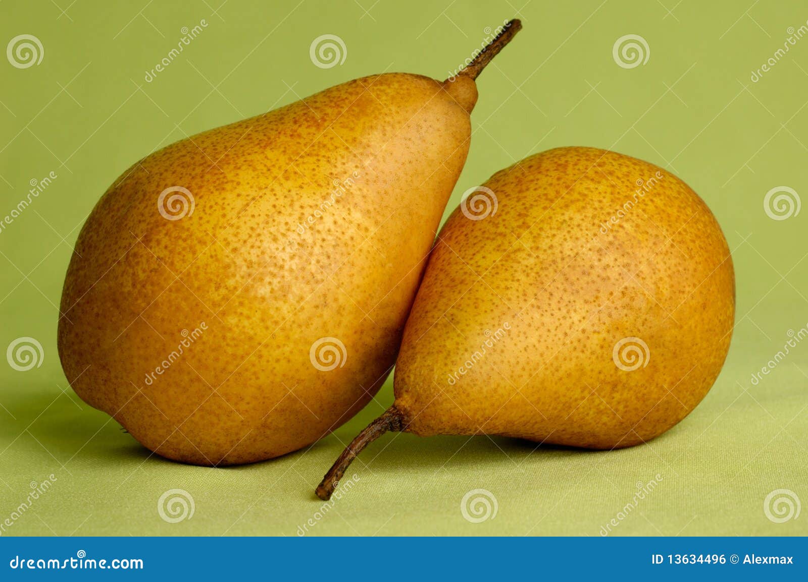 Dos peras foto de archivo. Imagen de objeto, fruta, verde - 13634496