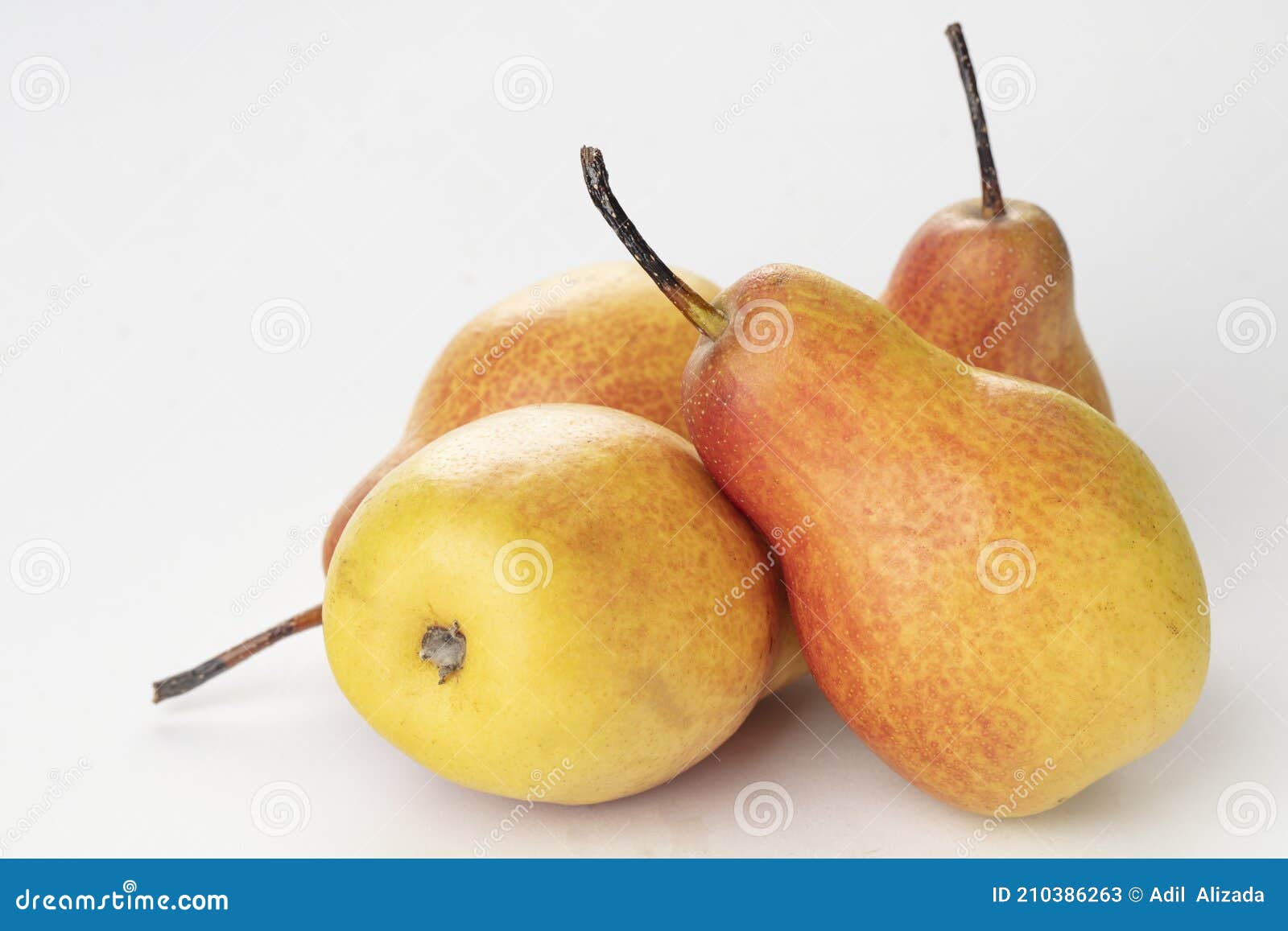 Dos Peras Aisladas Sobre Fondo Blanco Imagen de archivo - Imagen de ...
