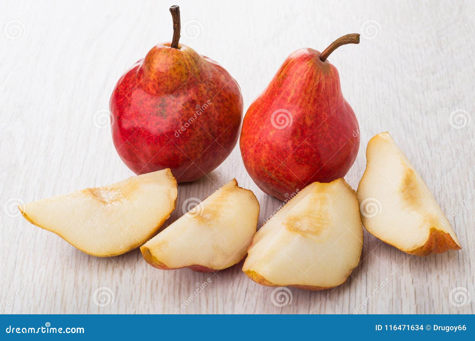 Dos Peras Rojas Enteras, Pedazos De Pera En La Tabla Foto de archivo ...