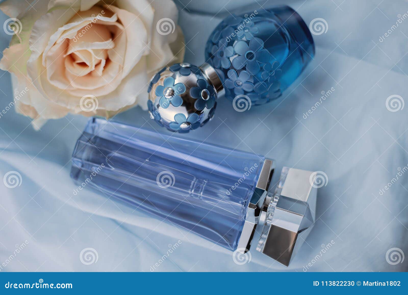 Dos perfumes azules foto de archivo. Imagen de olor - 113822230